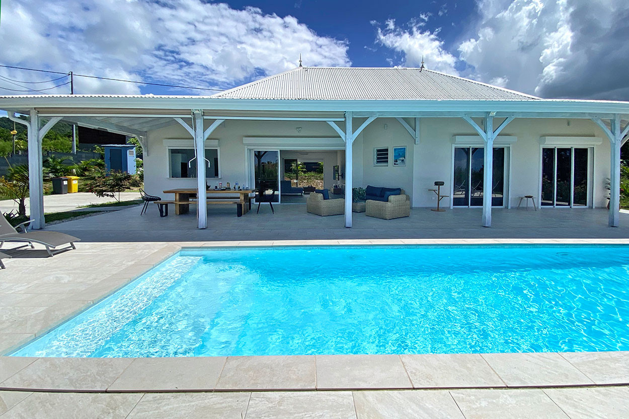 Villa BLEU CARAIBES Location PMR de Luxe Martinique le Diamant Piscine ...