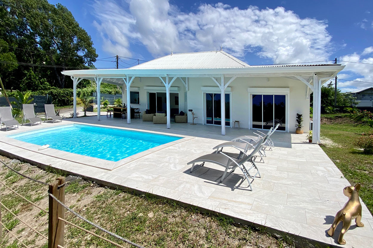 Villa BLEU CARAIBES Location PMR de Luxe Martinique le Diamant Piscine ...