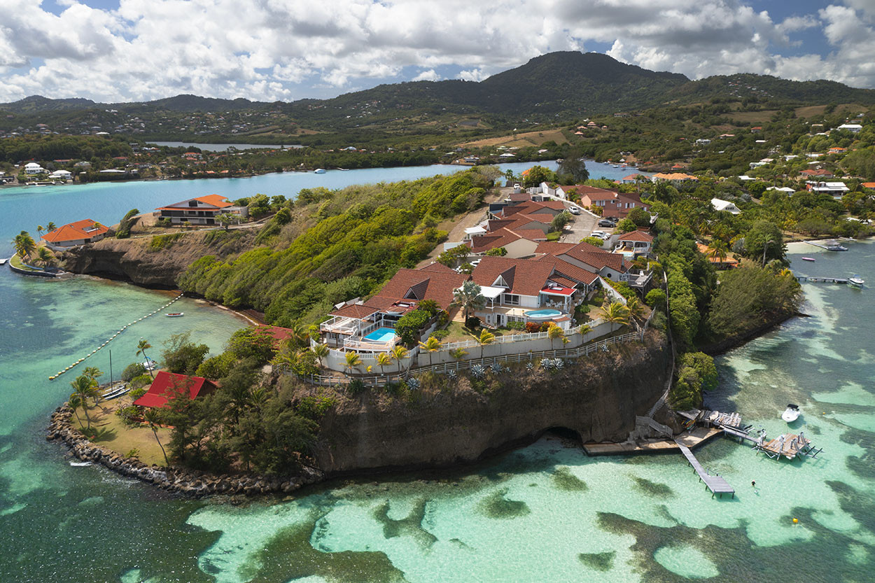 POINTE CAP EST Location villa Martinique piscine 7 chambres vue sur la ...